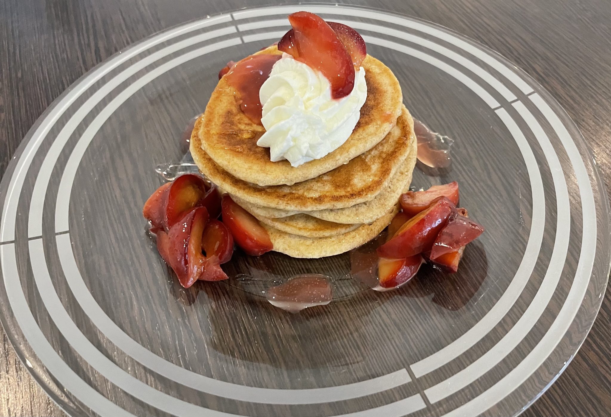 Vollkorn-Protein Pfannkuchen mit Honigpflaumen und Magerquark ...